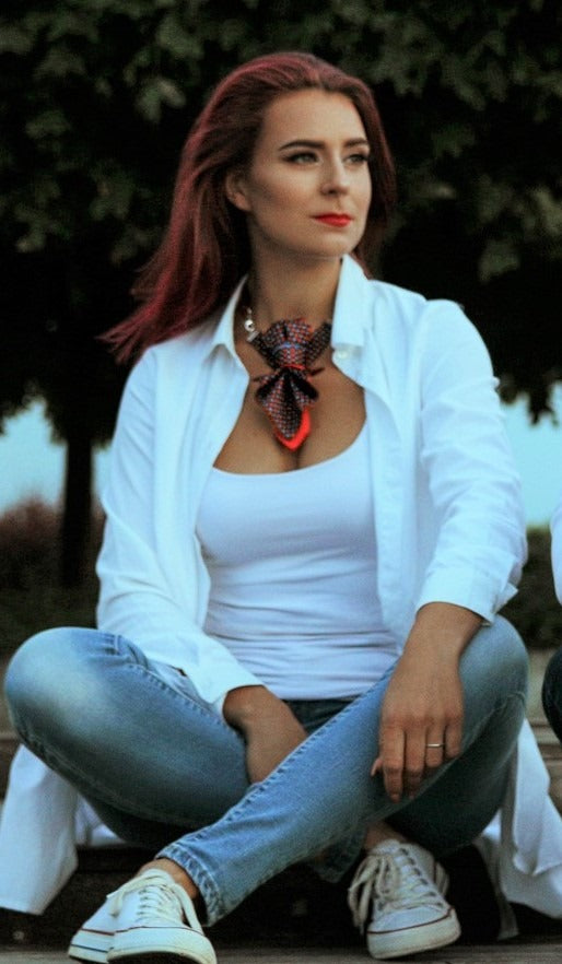 As all RUTY design ties for women, the Jabot transforms into a brooch